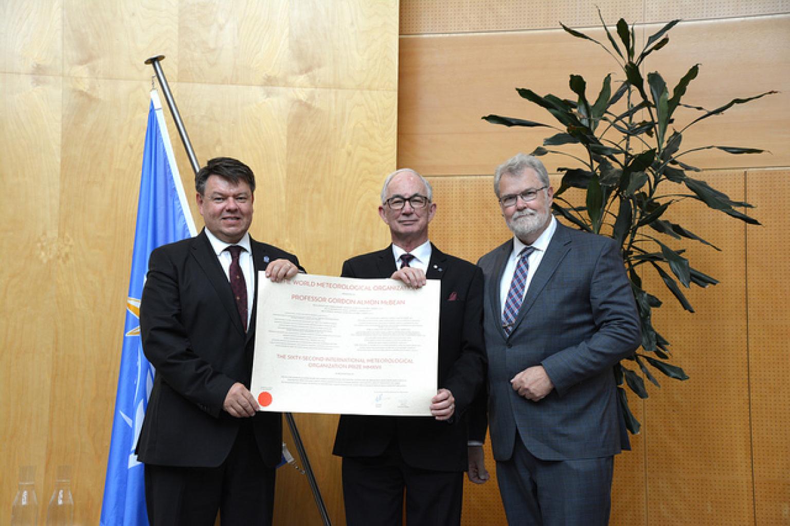 WMO presents top scientific prize to Gordon McBean of Canada